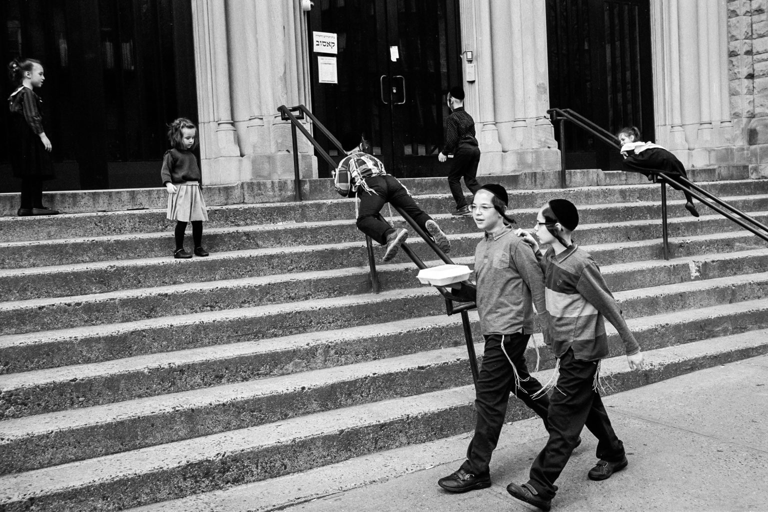 An 'outsider' photographs Brooklyn's Hasidic community - BKMAG
