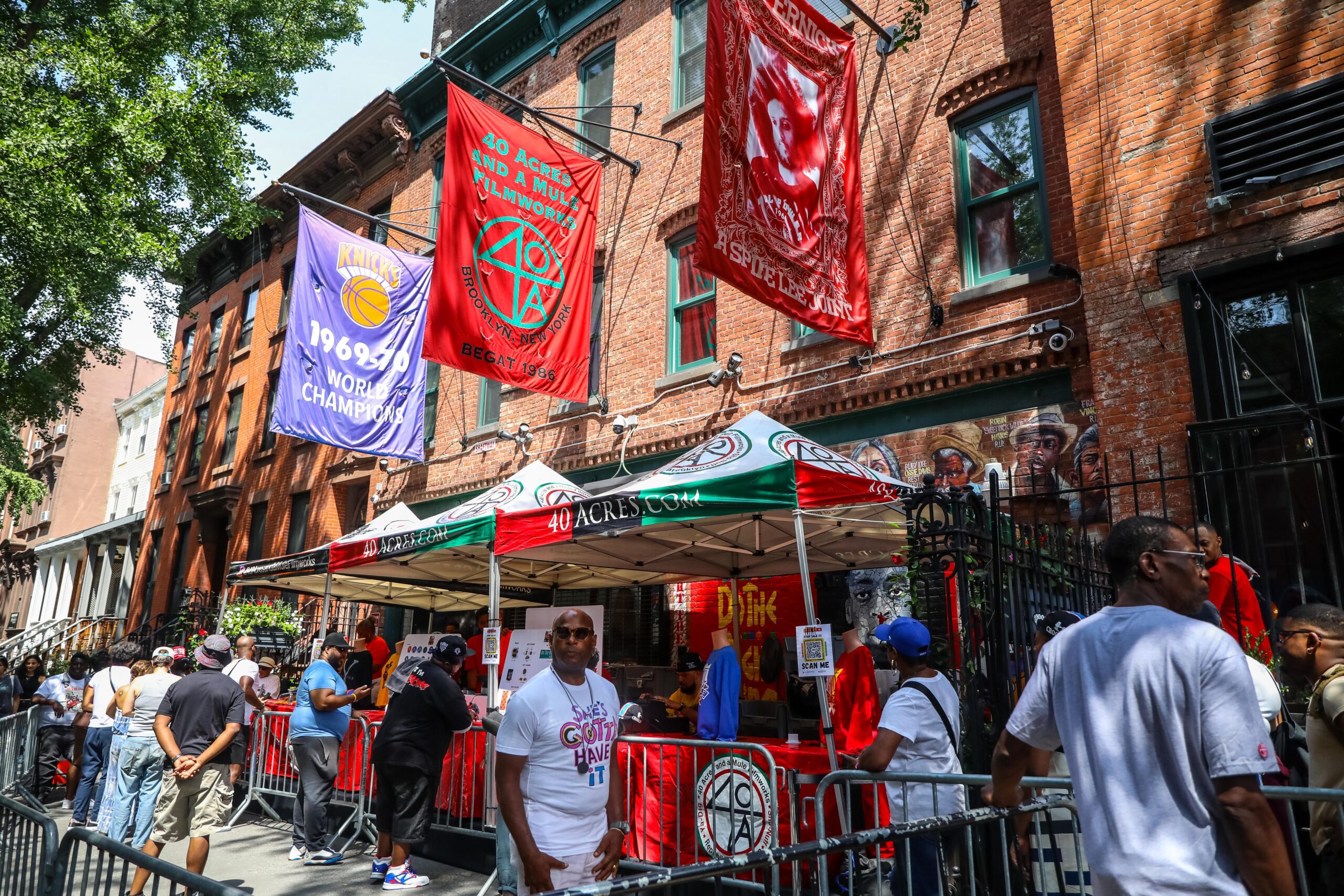 Scenes from Spike Lee's stoop sale Saturday in Fort Greene - BKMAG