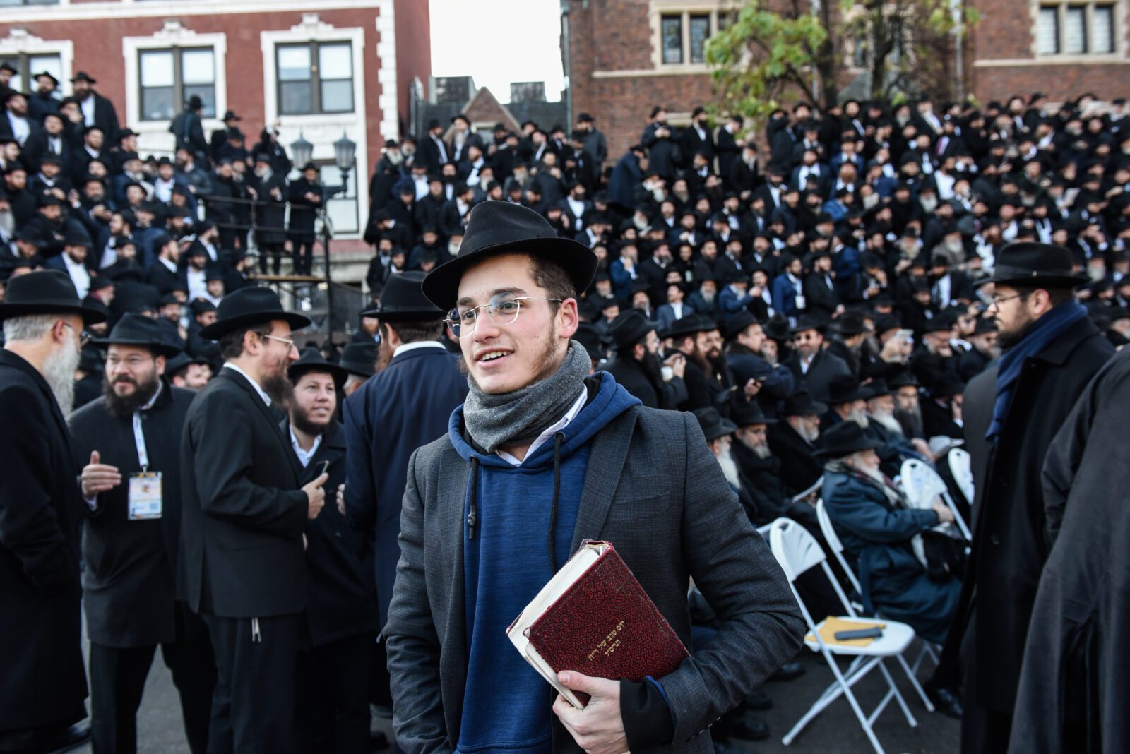 Scenes from the Chabad Lubavitch annual group portrait - BKMAG