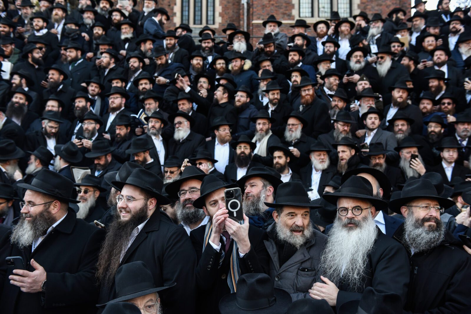 Scenes from the Chabad Lubavitch annual group portrait - BKMAG