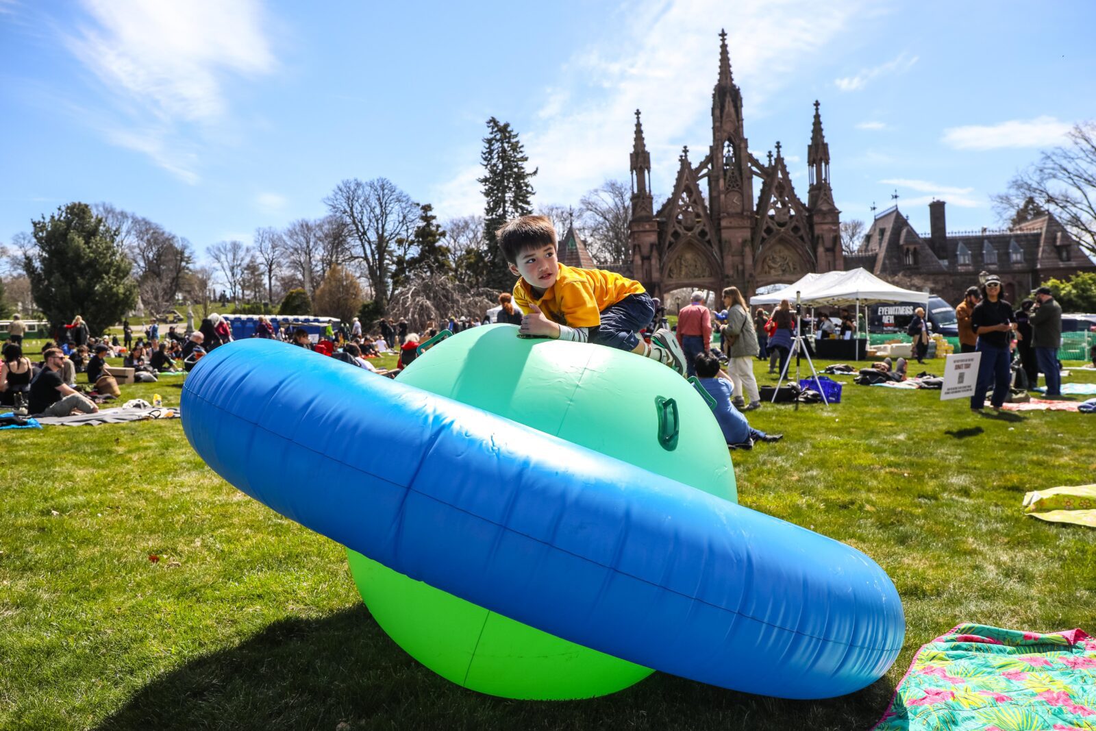 Thousands gathered, gawked and cheered at Green-Wood Cemetery for the ...