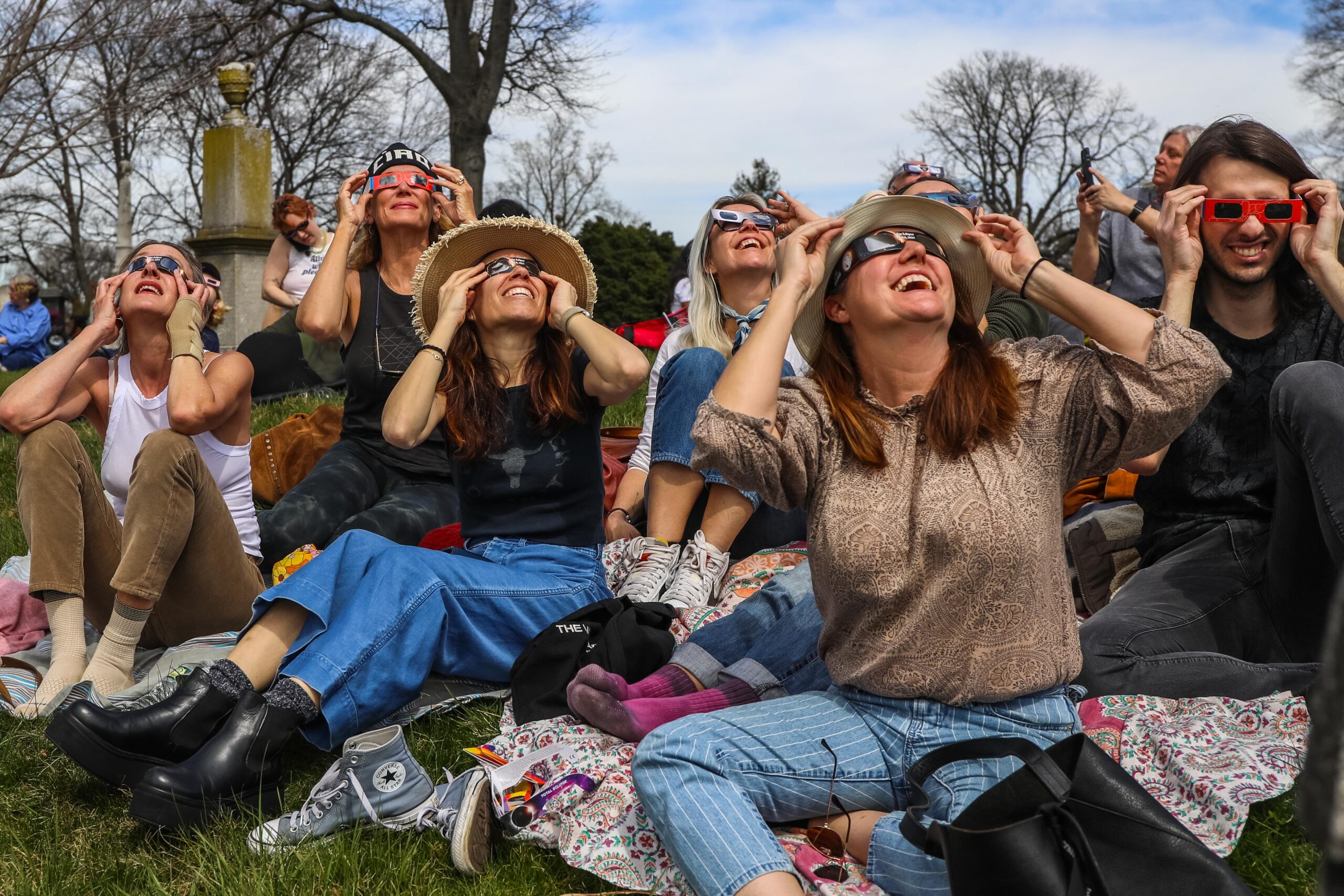 Thousands gathered, gawked and cheered at Green-Wood Cemetery for the ...