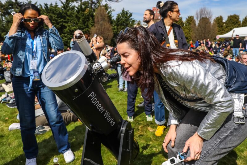 Thousands gathered, gawked and cheered at Green-Wood Cemetery for the ...
